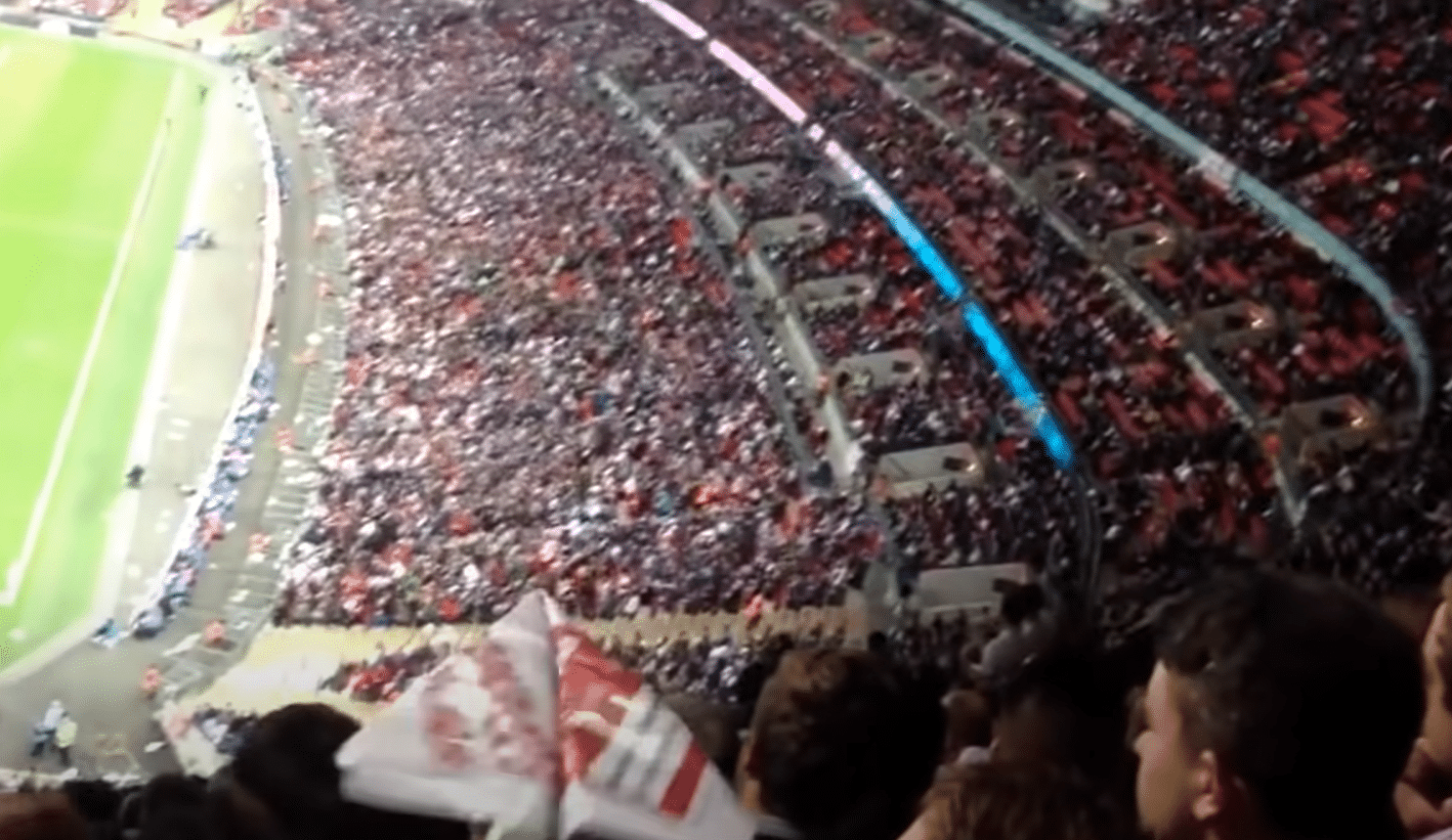 Video: Kaikkien aikojen paperilennokin heitto – Wembleyn yläkatsomosta ...