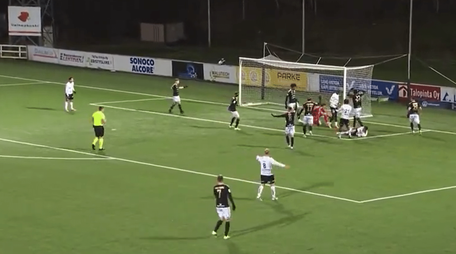 FC Hakan Maissa Fall painoi nätin kantapäämaalin SJK:n verkkoon ...